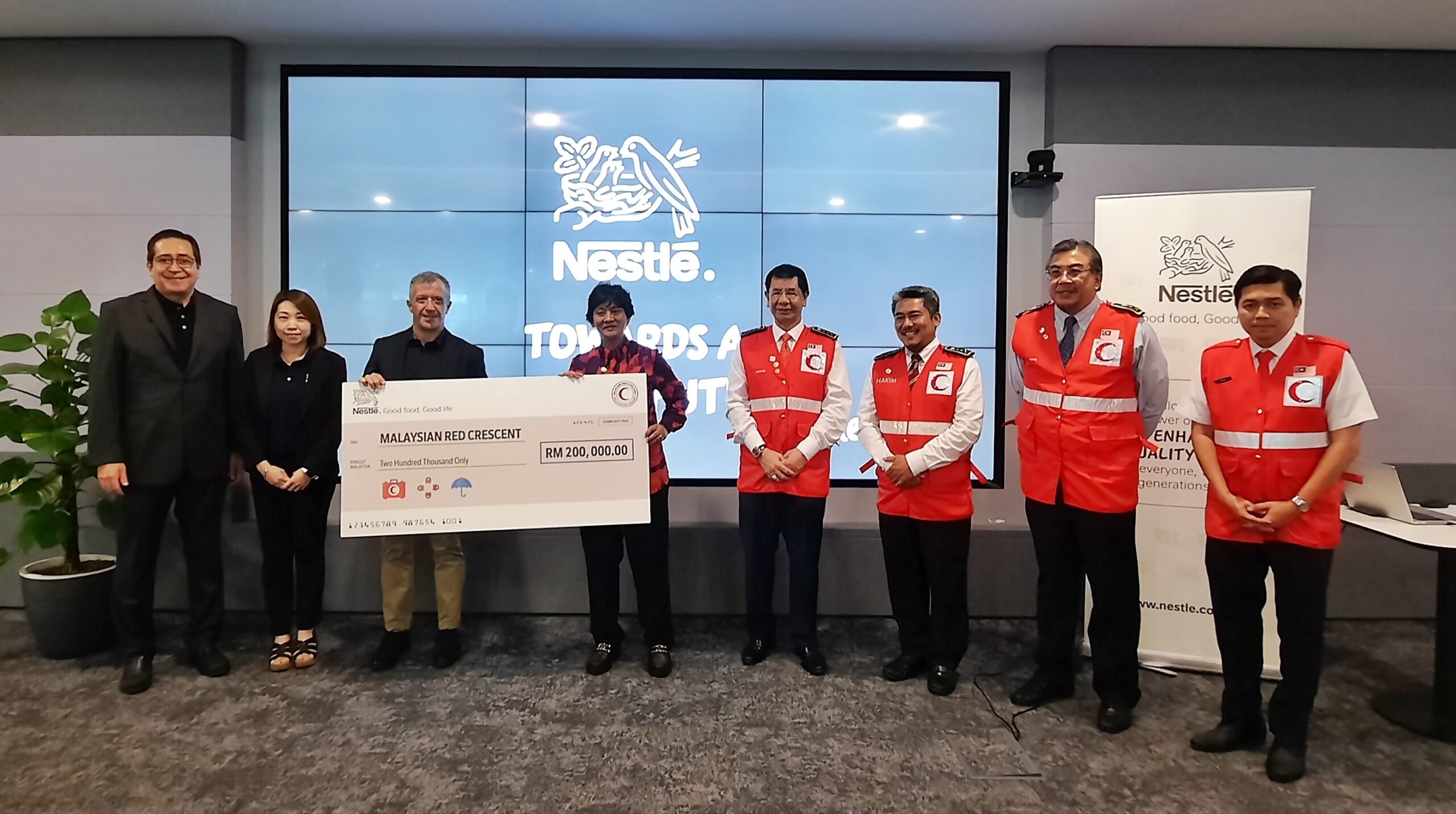 Nestle hargai sumbangan PBSM bantu mangsa banjir | Kool 101