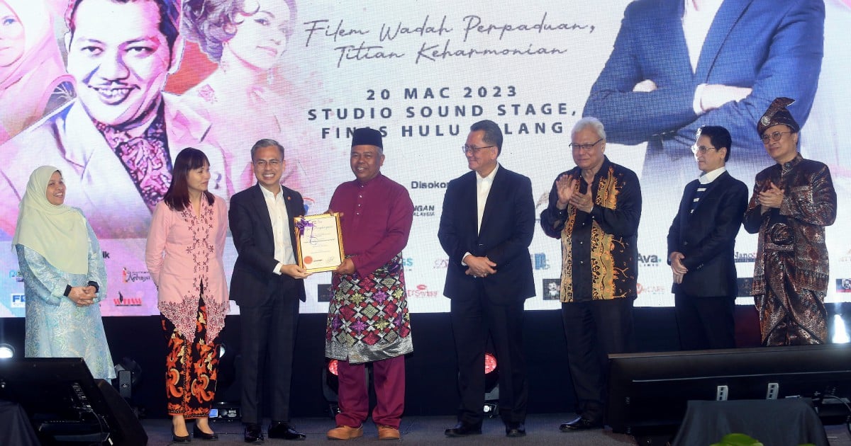 Upin & Ipin dinobatkan Anugerah Tokoh Filem Perpaduan | Kool 101