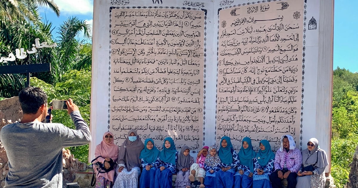 Replika al-Quran gergasi di Yala tarik perhatian pengunjung | Kool 101