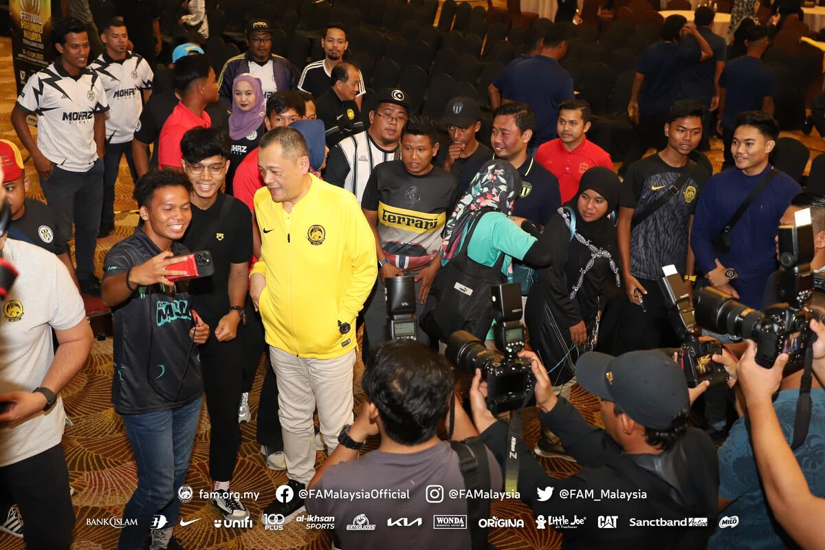 FAM Sedia Bantu Bawa Penyokong Harimau Malaya Terbang Ke Qatar | Kool 101 FAM Sedia Bantu Bawa Penyokong Harimau Malaya Terbang Ke Qatar | Kool 101