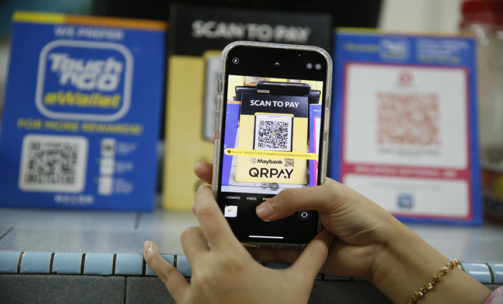 Maybank Dan Public Bank Sahkan Tidak Akan Mengenakan Caj Transaksi DuitNow QR | Kool 101