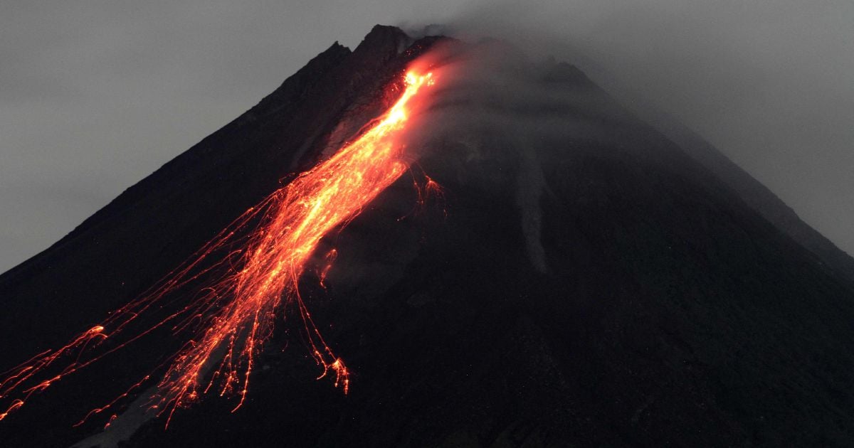 Gunung Merapi di tengah Indonesia keluarkan 21 aliran lahar ke arah ...