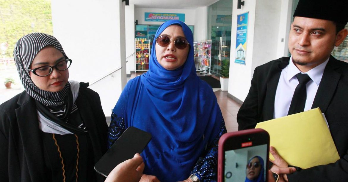 Raja Azura tuntut haknya dan keluarga, selepas 15 tahun bercerai | Kool 101