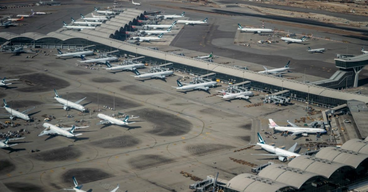 Pesawat kargo terbabas dari landasan, masuk ke laut | Kool 101